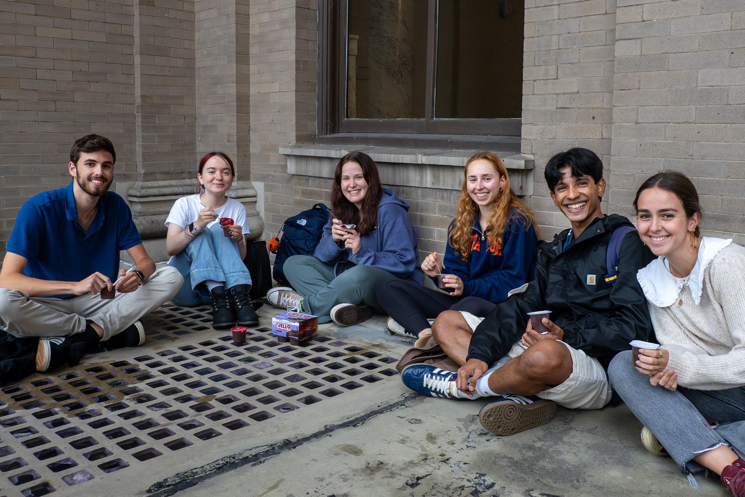 SU students eat pudding with forks, German style