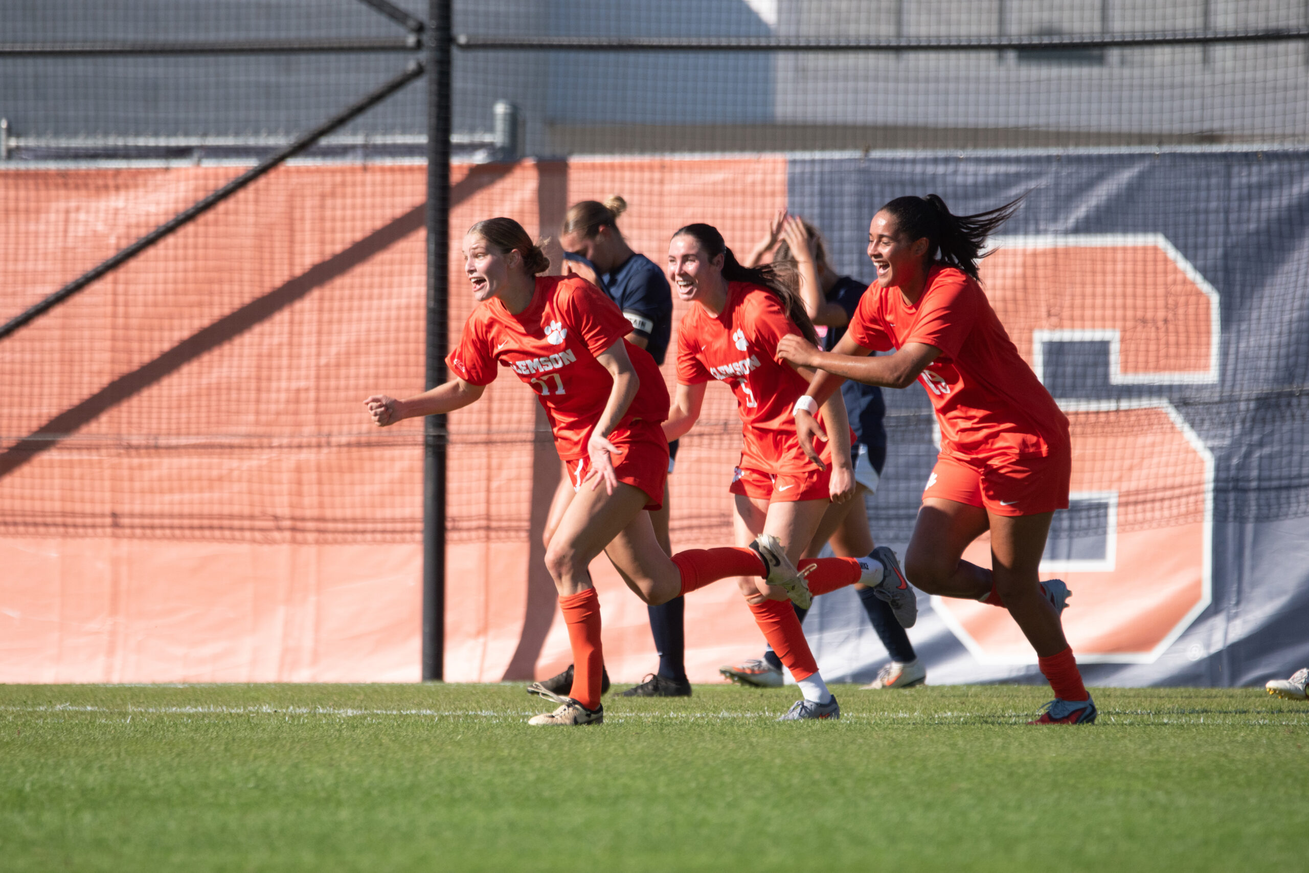 Clemson stuns Syracuse 2-1 with 90th-minute game-winner